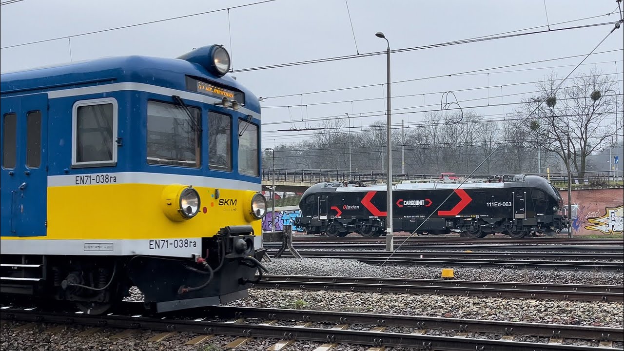 Lokomotywa elektryczna Pesa Gama Marathon 111Ed-063 postój na stacji ...