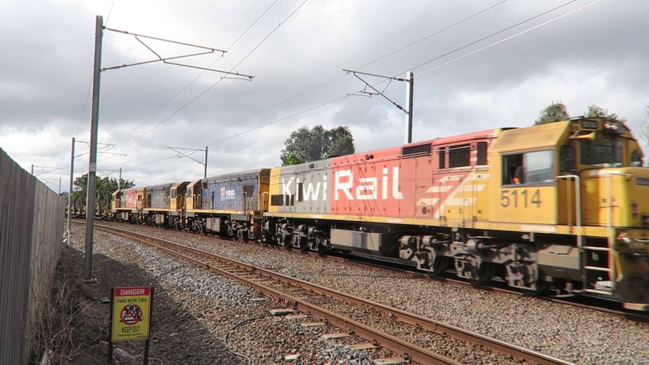 DXB 5114 DC 4916 DC 4663 and DC 4571 on Train 126 - YouTube