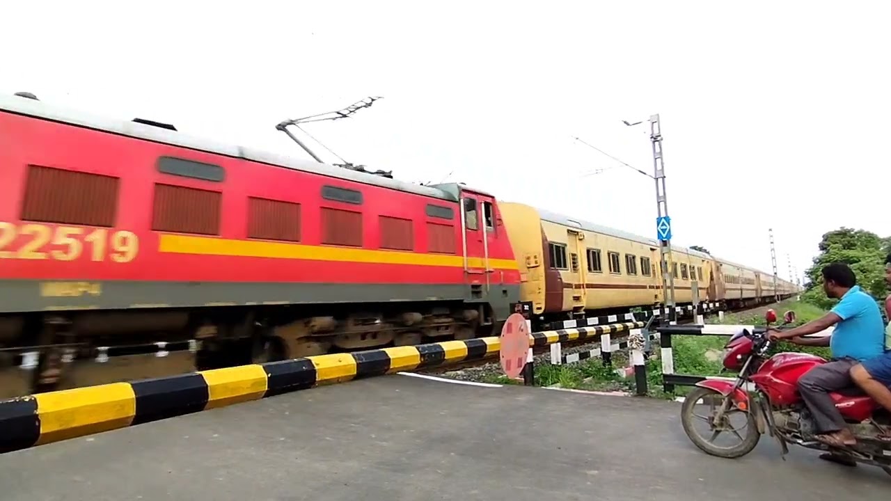 Dangerous & Speedy WAP4 Powerful Locomotive (HWH-MLDT) INTERCITY ...