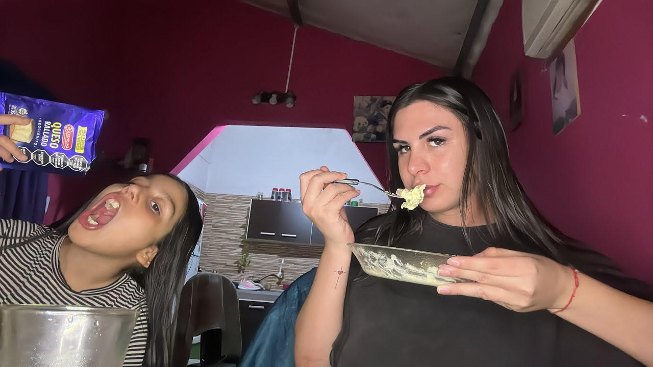 Cenando sola como perra mala y sofi me hace compañía - YouTube