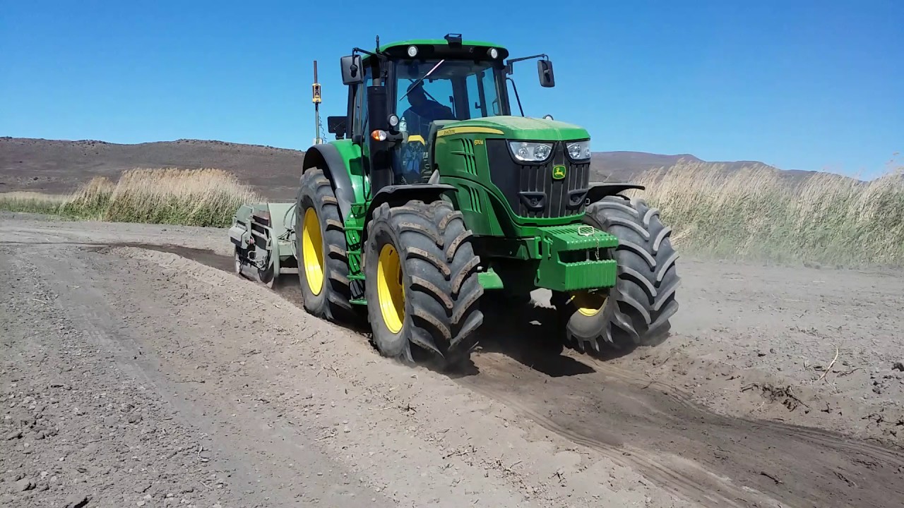 John Deere 6170 laser leveling damskrop - YouTube