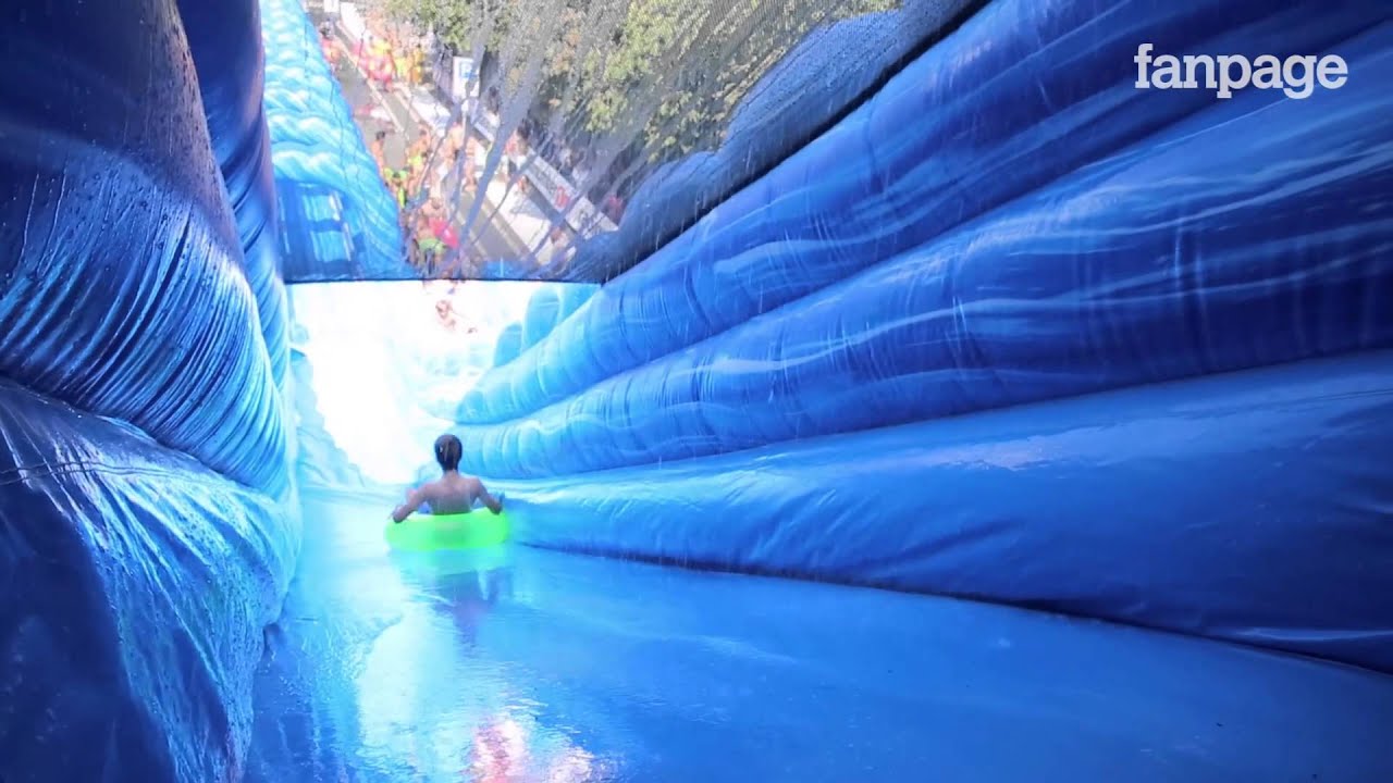 Milano, lo scivolo d'acqua di 200 metri scorre per le vie della città ...