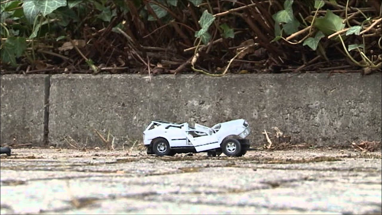 Destroy some toy cars with a stone in slowmotion - Auto mit Stein ...