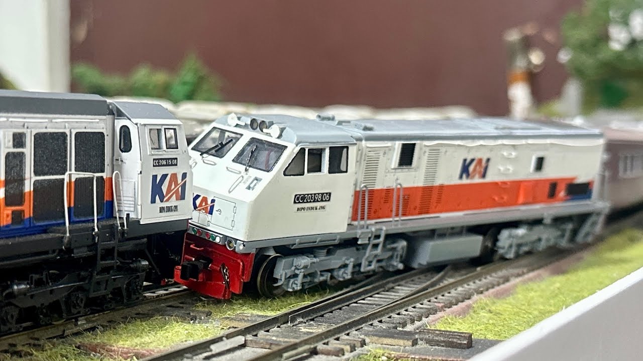 Kereta api Double traksi CC206& CC203 gerbong Panjang anjlok terperosok ...