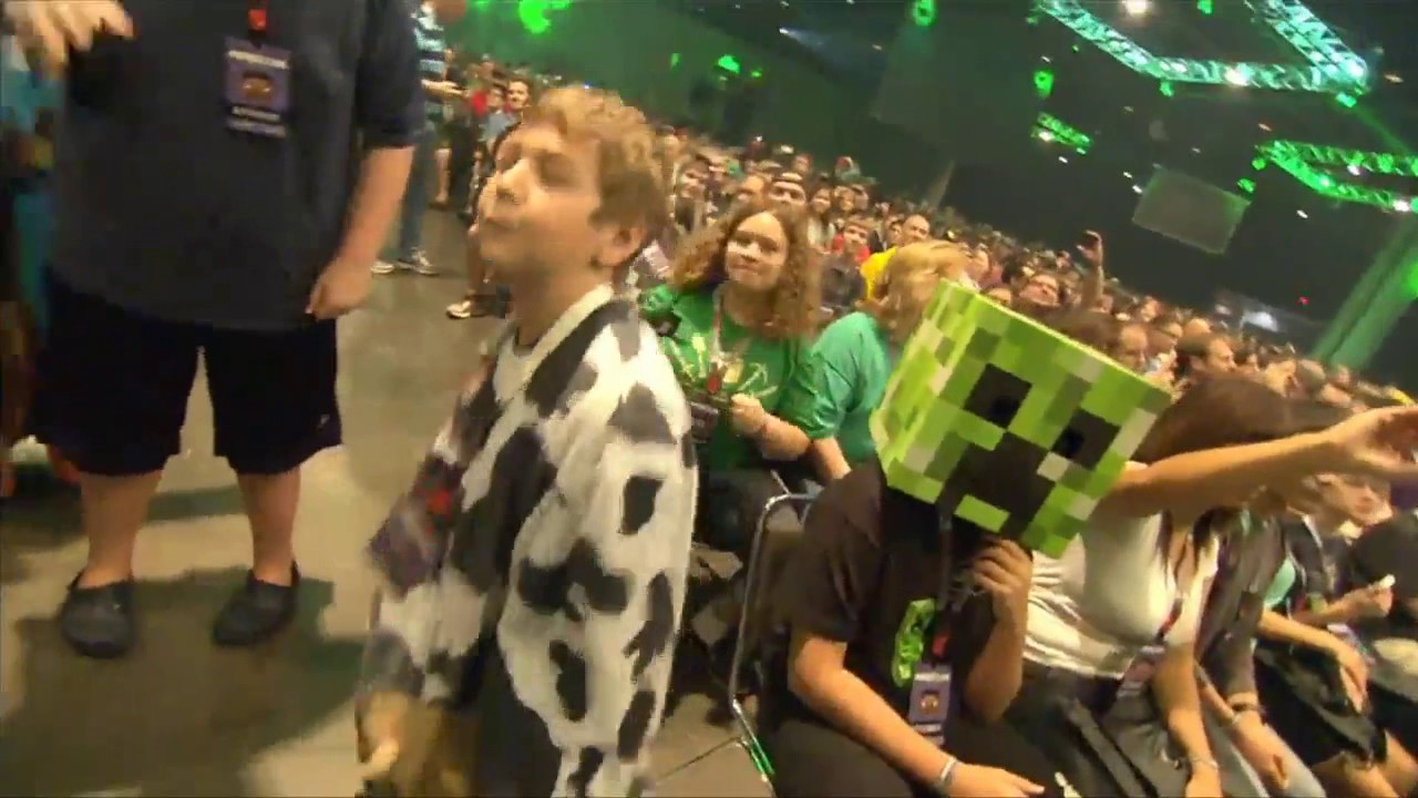 You will never dance with a beautiful girl at Minecon :) - YouTube