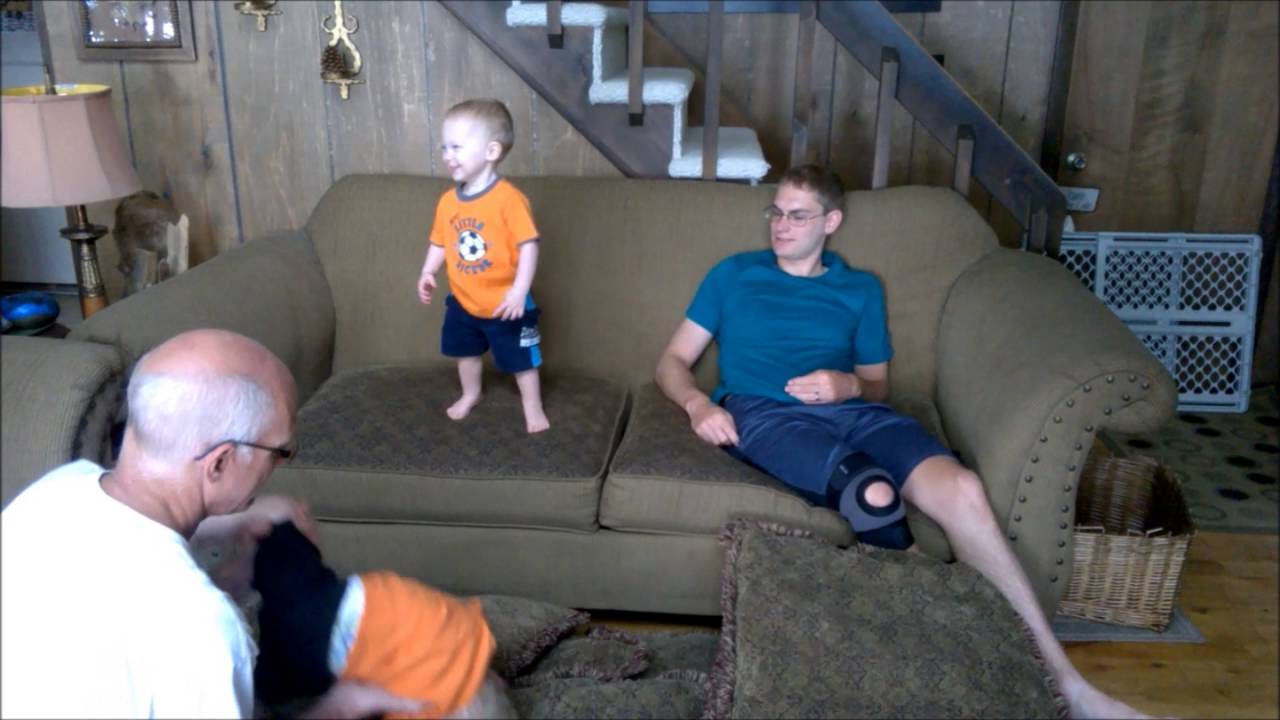 Twins jumping off the couch - YouTube