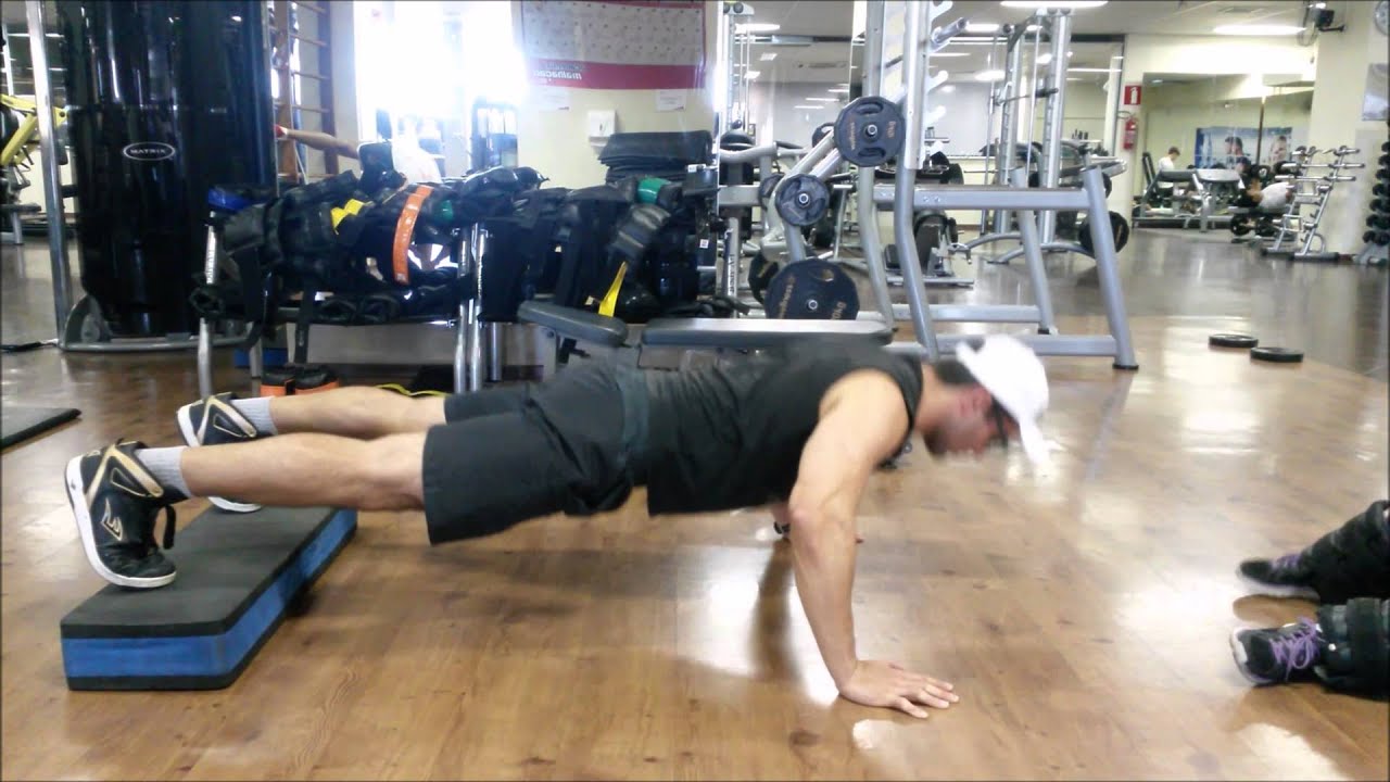 Flexão de braços no solo, pegada aberta, pés elevados - YouTube