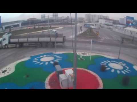 Öğretmenleri taşıyan servis tırla çarpıştı: 15 yaralı