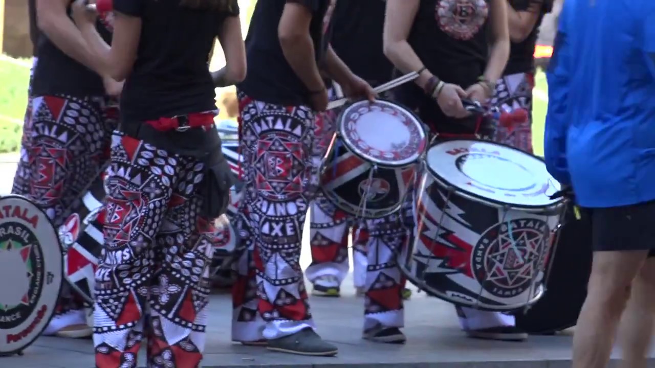 Batala drummers at the Barcelona marathon - YouTube