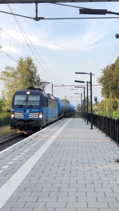 CDC 193 002-3 met blauwe ketelwagens passeert station Brummen! - YouTube