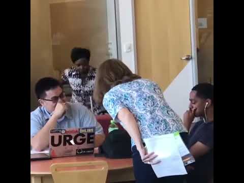 Viendo tutorial de como hacer una mamada en publico - YouTube