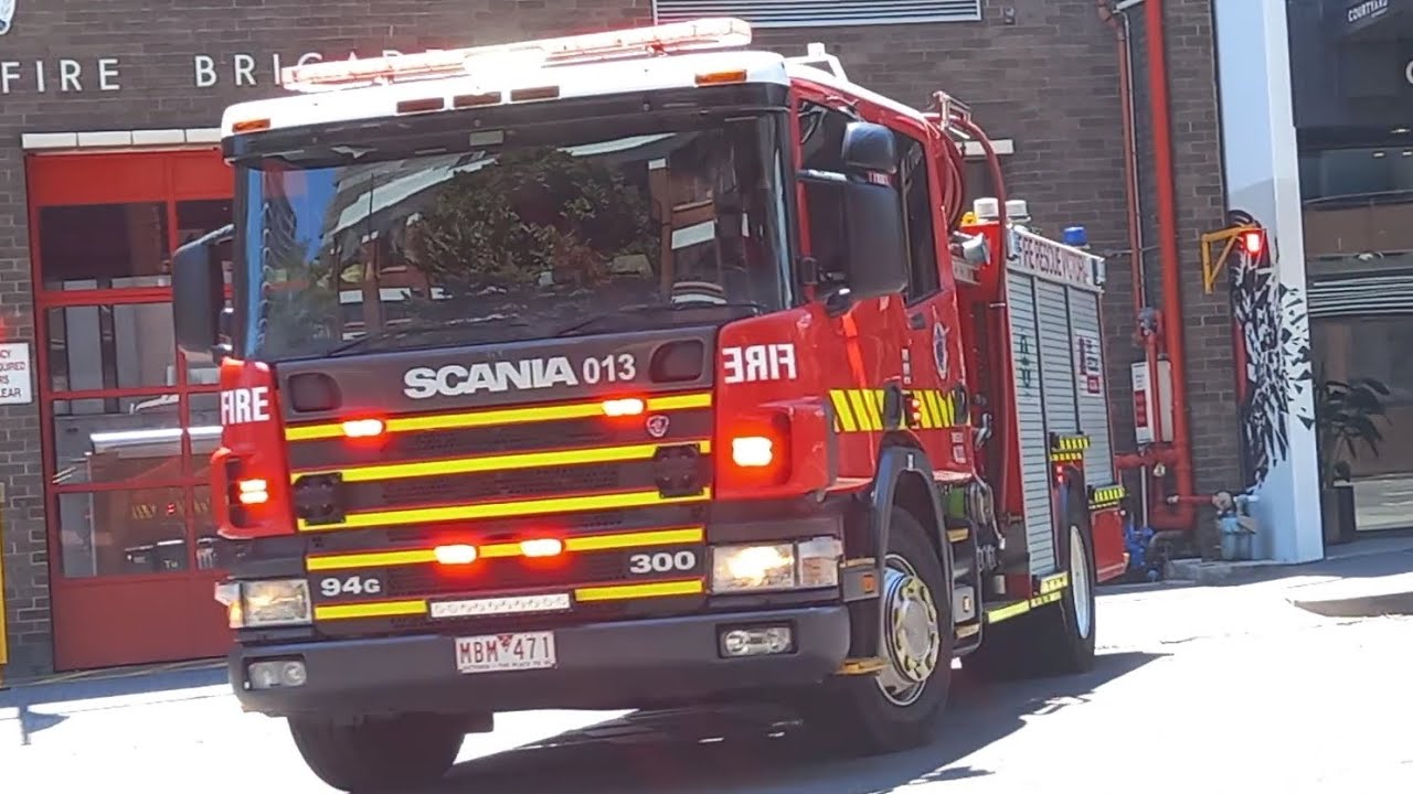 FRV - Pumper 2B(Spare 013) Turnout to EMR - FS2 West Melb - YouTube