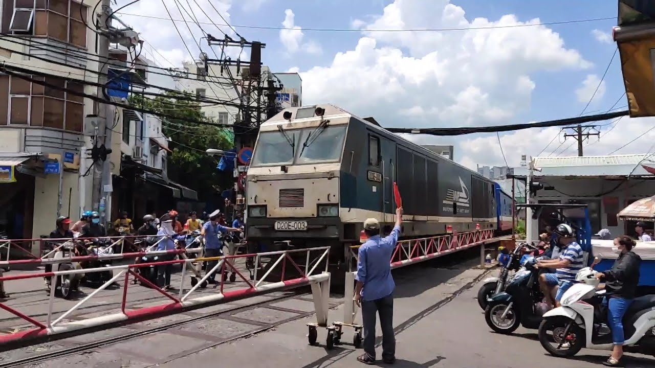 STC 166: Đầu máy Đức D20E-003 kéo tàu khách SE22 (11h02 - 2/6/2023 ...