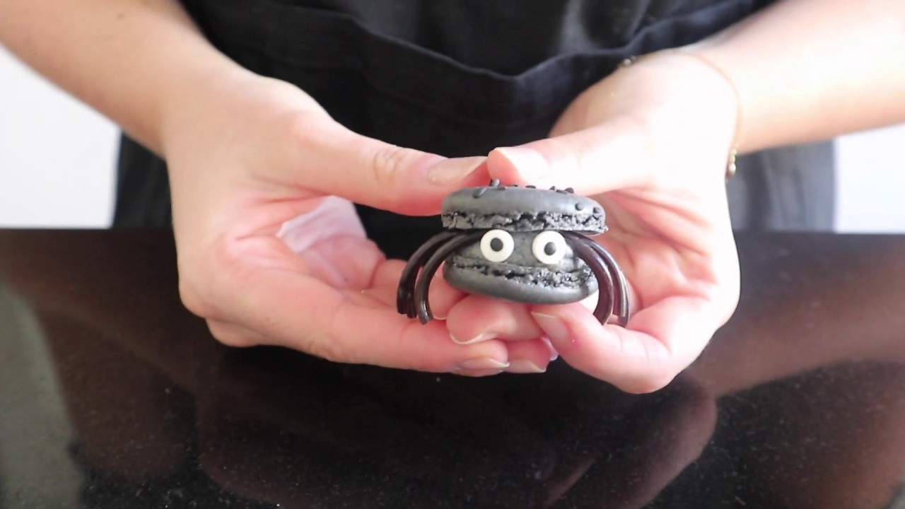 Spider macarons for Halloween Party - by Appart Gourmand - YouTube