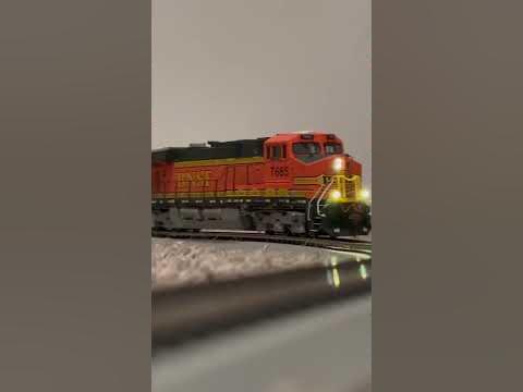 Model trains anyone? (BNSF H2 ES44DC) - YouTube