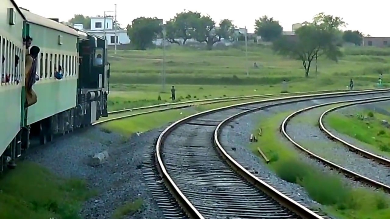 Tezgam express through mountains of sohawa | Punjab | Green Railz - YouTube