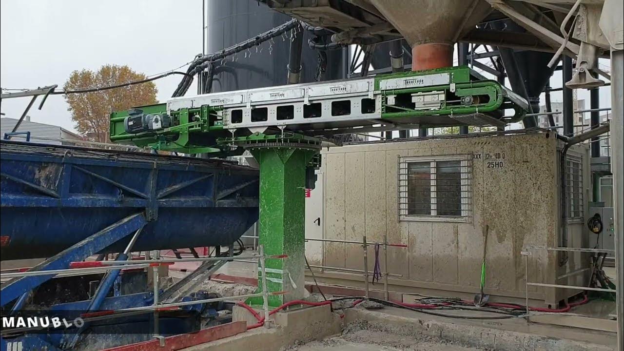 Convoyeur à bande pour manutention de béton liquide | Tecnitude - YouTube