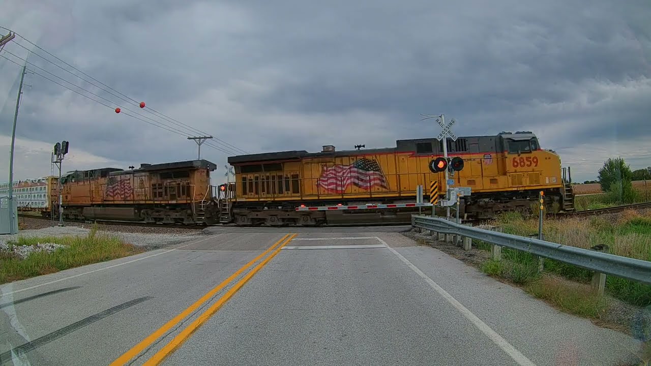 Southbound UP train with 89 freight cars on the Spine Line - YouTube