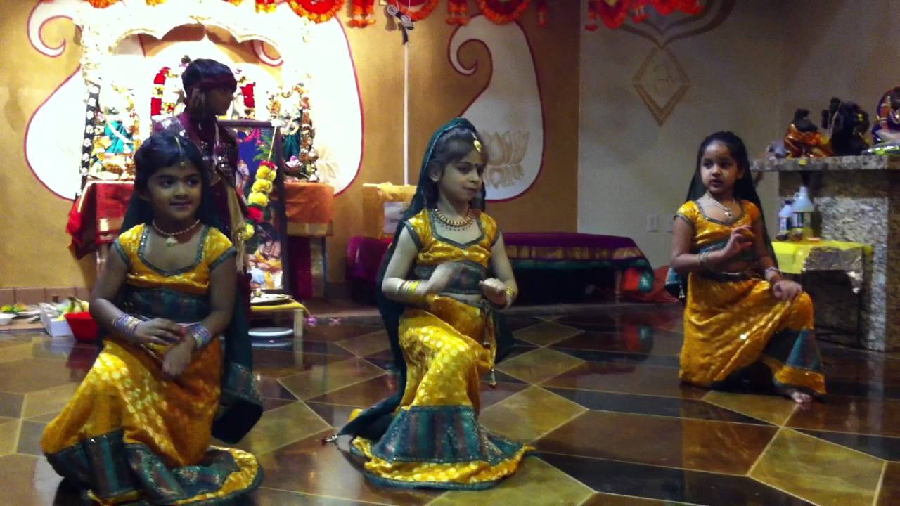 Saiesha New Year Dance - YouTube