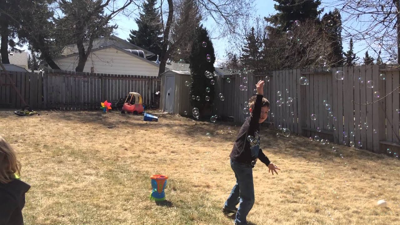 Attach of the bubbles! Toys r Us Extreme Bubble Fountain - YouTube