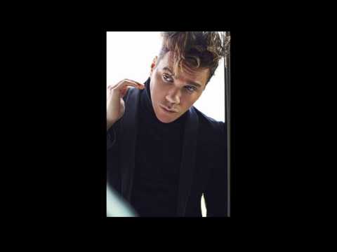 SİNAN AKÇIL EBRU ŞALLI'YA POZ VERDİ