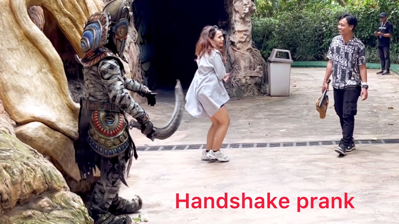 Handshake 🫱to get flowers 🌷💐 Best reactions With Mummy prank #viral # ...