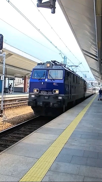 wjazd pociągu intercity Porta Moravica EP09-019 na stację Kraków Główny - YouTube