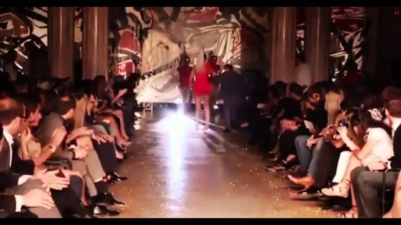 Funny Model Fail /// Девушка упала на подиуме. Прикол) - YouTube