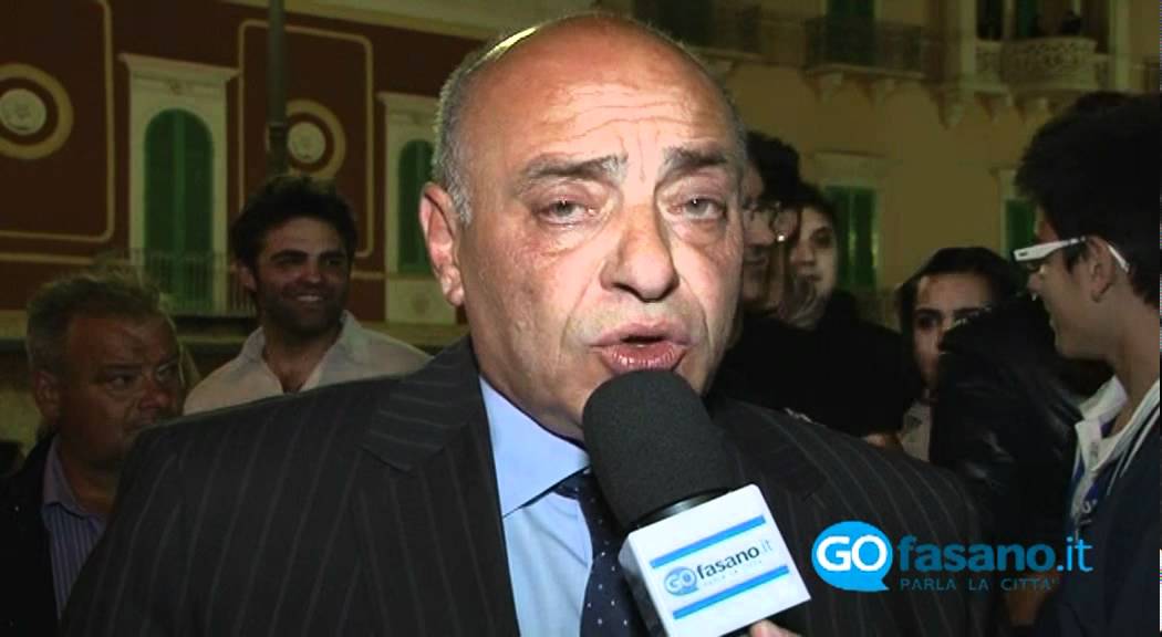 Lello Di Bari ringrazia i suoi elettori in Piazza Ciaia - YouTube