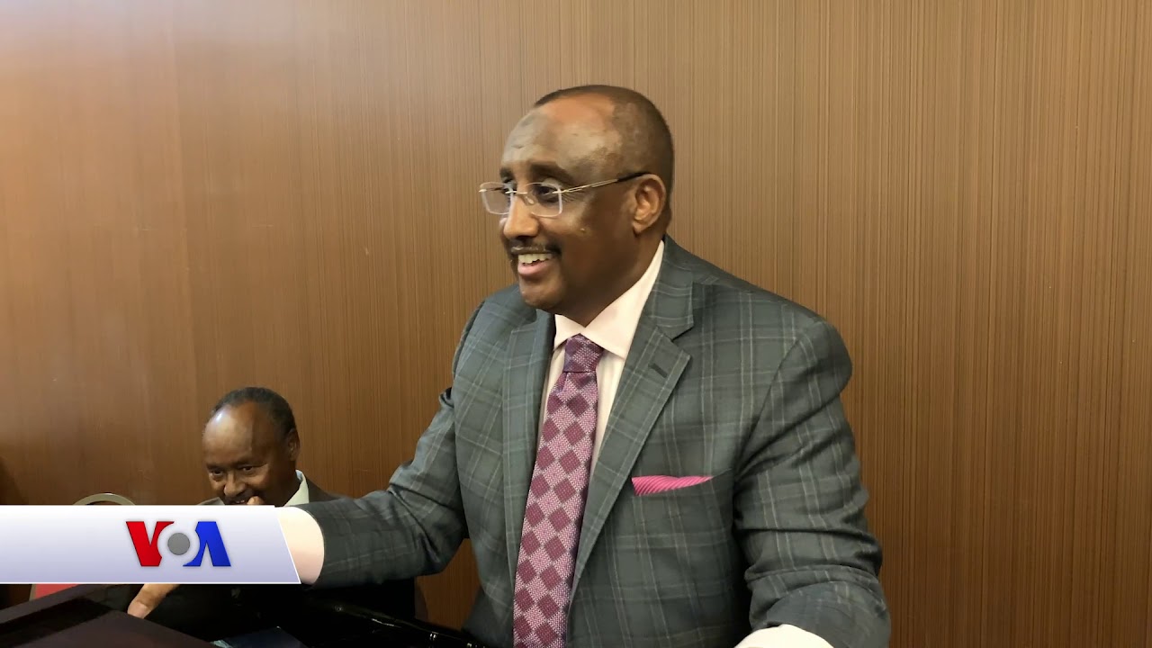 Cabdiweli Maxamed Cali Gaas oo Buuggiisa Daah-furay - YouTube