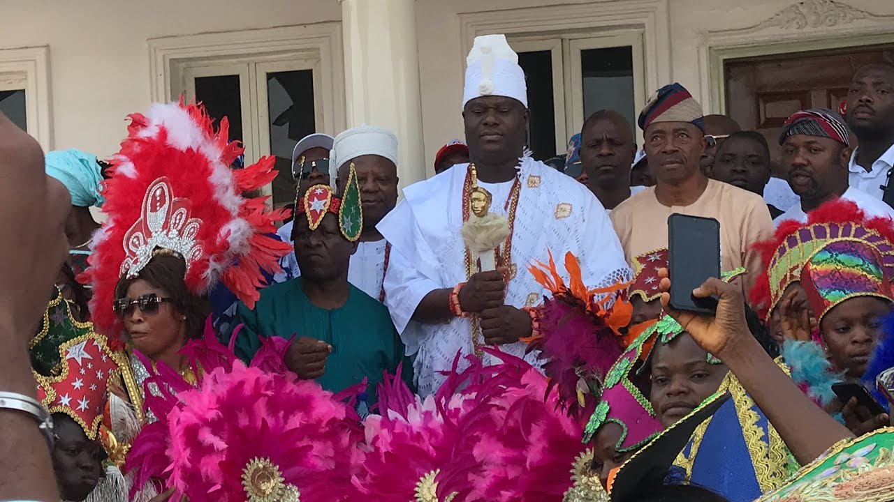 VERY HUMBLE KING! WATCH AS OONI OF IFE PLAYED WITH EVERYONE AS HE ...