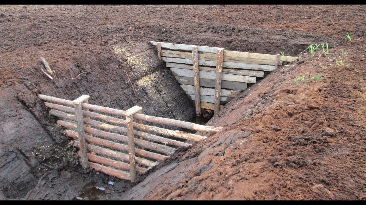 Устройство водоотводного коллектора с фильтром на болоте Device ...