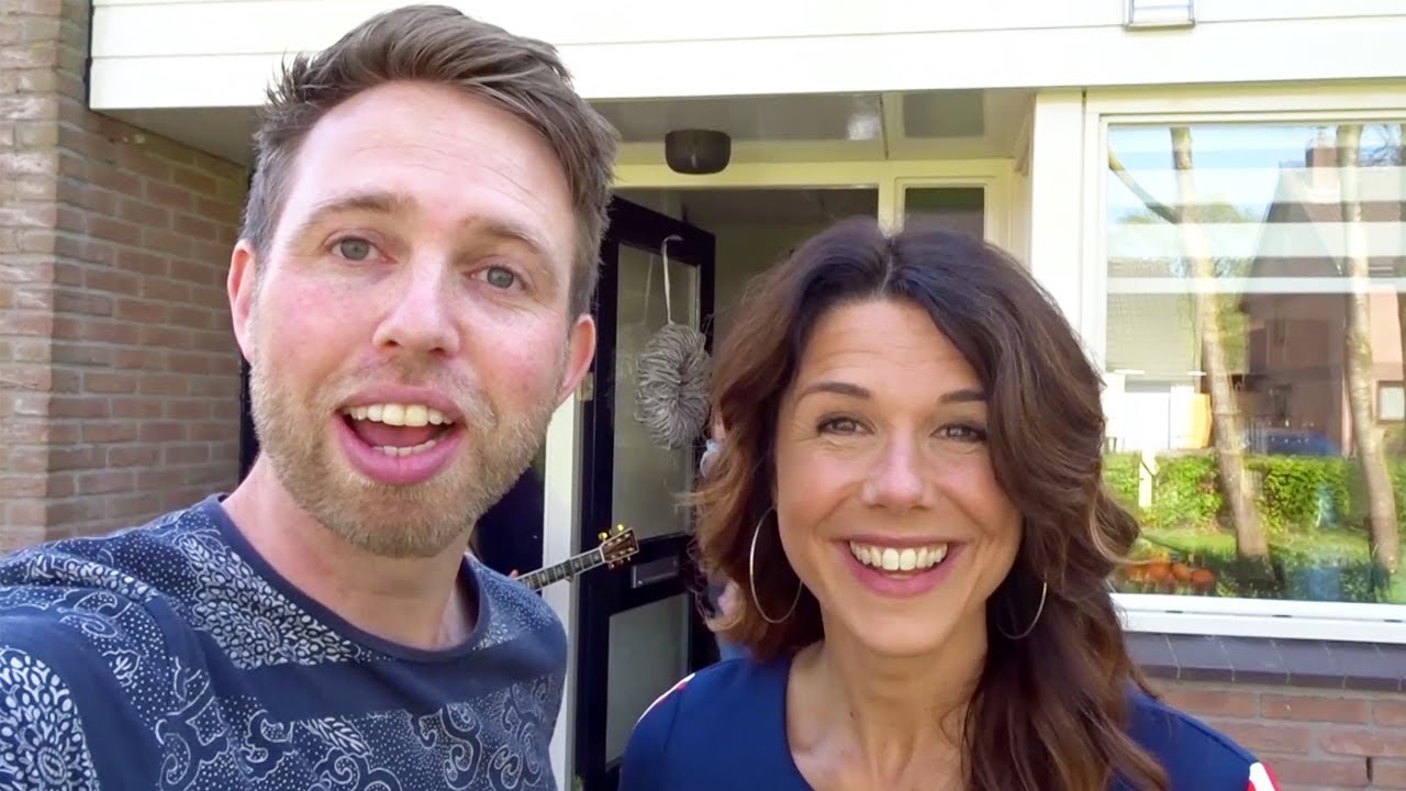 Joke Buis en Tim Hendriks bezorgen blessings aan huis - YouTube