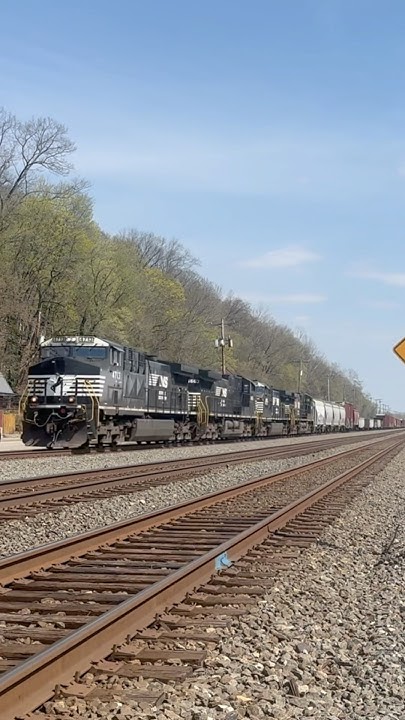NS 4713 leads a Manifest with 2 Dash 9’s - YouTube