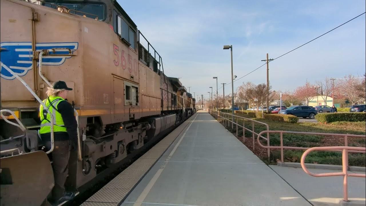 Union Pacific Power Move leads by UP 5552 at Roseville Station 12/24/2023 #unionpacific - YouTube