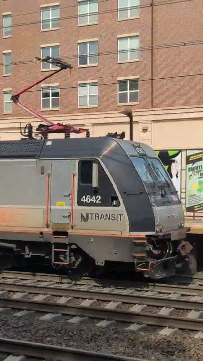 28 Seconds of NJT Multilevel Cab Car #7036 Bolts through North Elizabeth With Loud Horn Blast ...