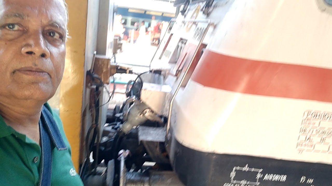 Time lapse Video படம் WAP7 HOG Coupling LHB Coaches - YouTube