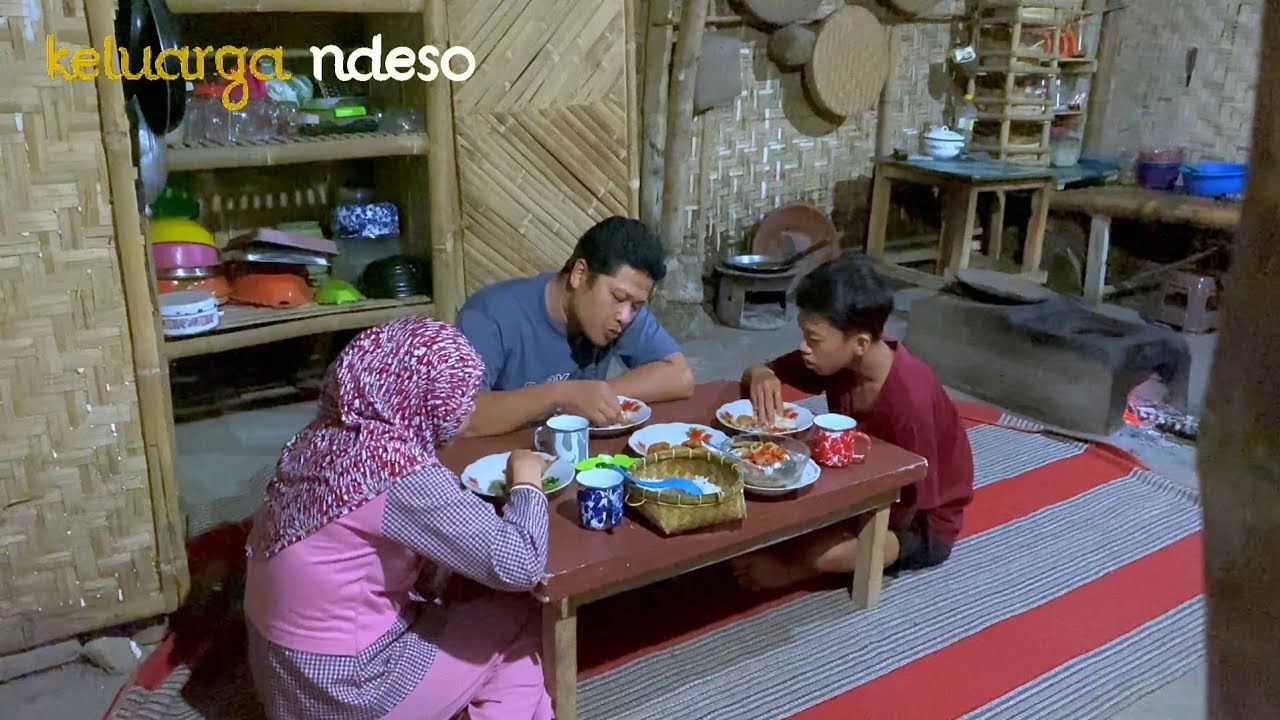Menu sahur, masak sarden ikan laut dan mendol, masakan desa, hidup di ...