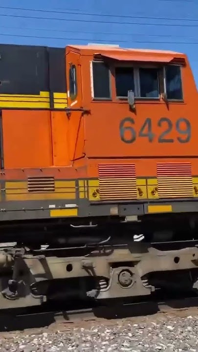 BNSF 8463 leads CSX B118 In Mentor. - YouTube