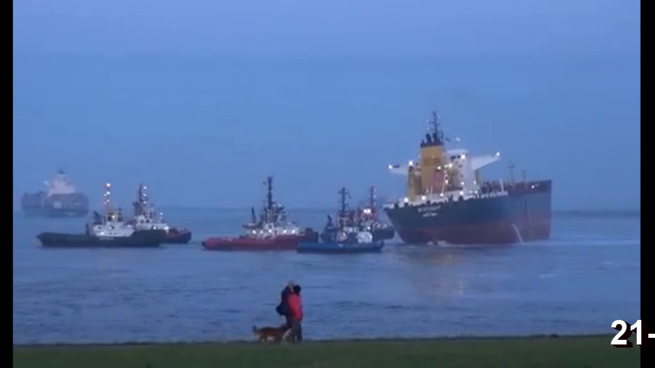 Collisione tra petroliera e portarinfuse - YouTube