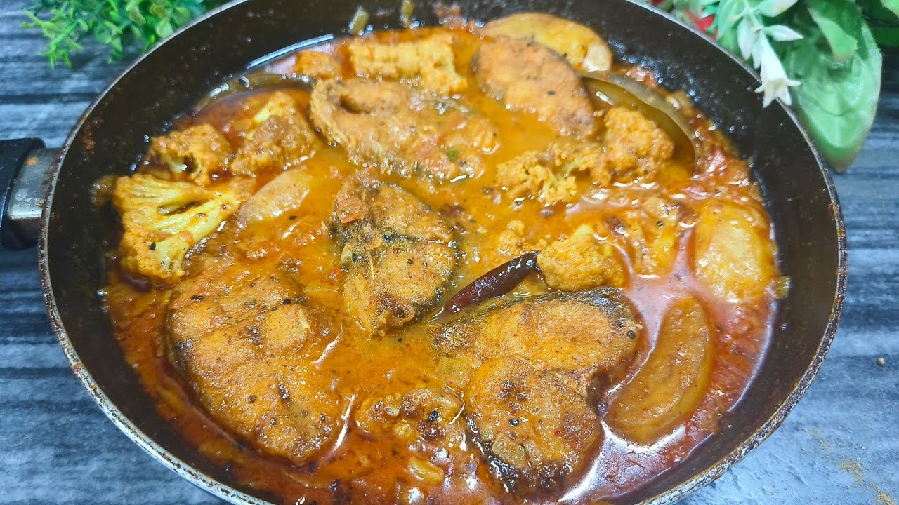 Machha phula kobi tarkari // Fish curry with potato and cauliflower ...