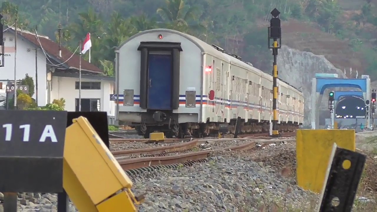 Bengawan Melintas Di Stasiun Notog - YouTube