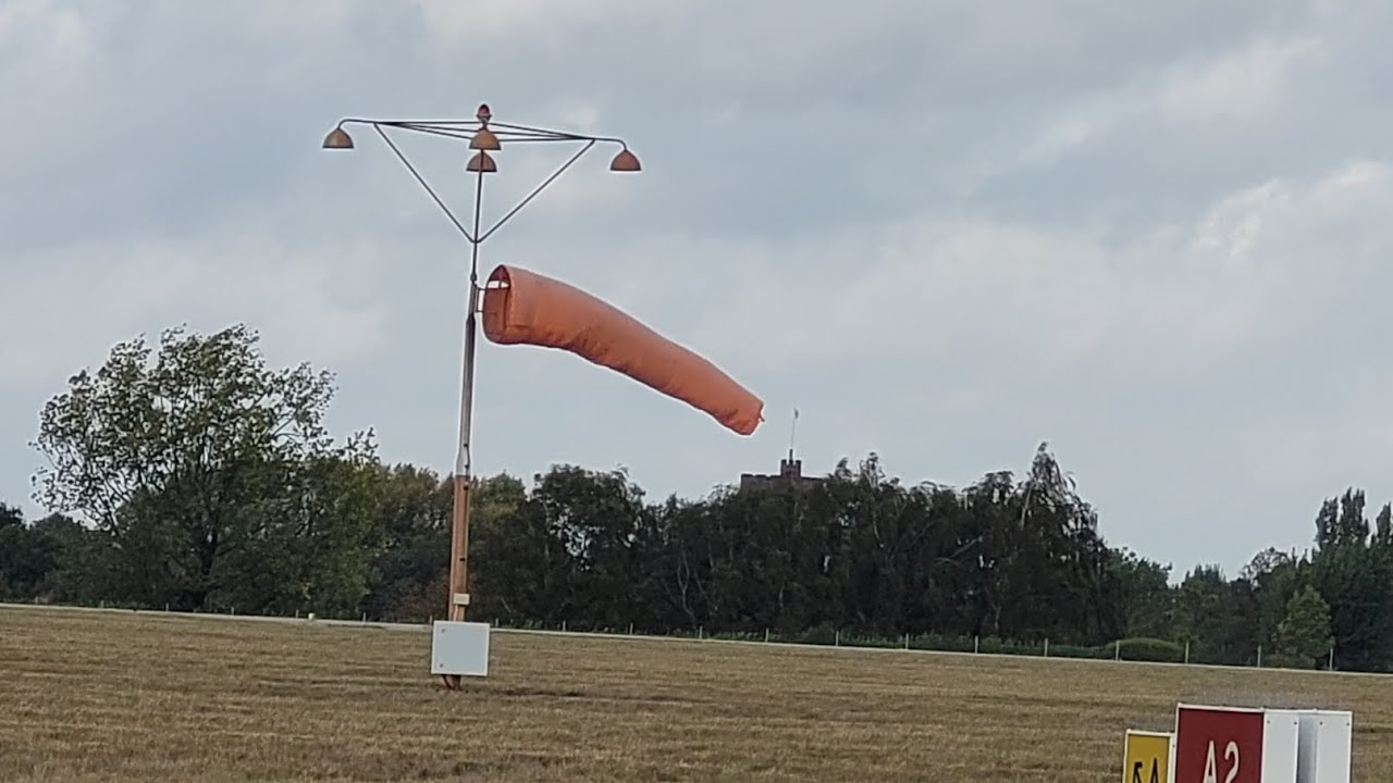 Gail force wind v EasyJet! - YouTube