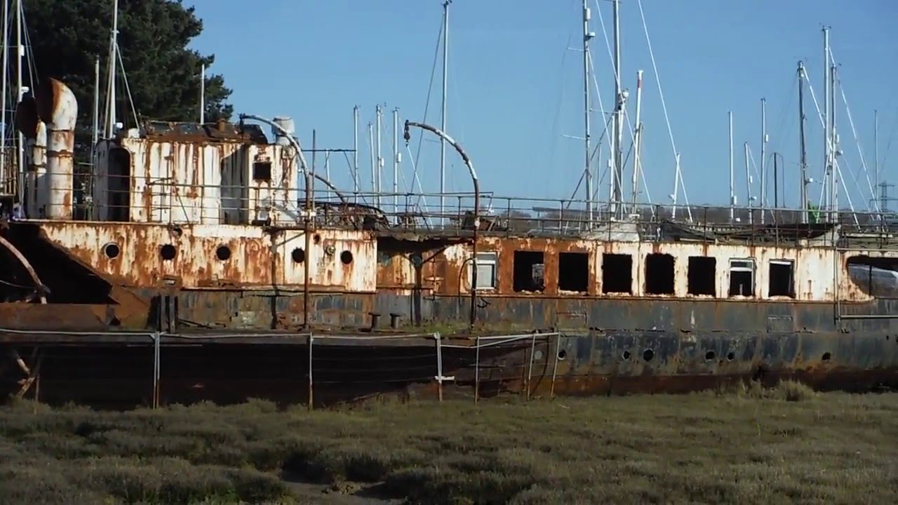 Paddle Steamer PS Ryde Boat and the Medina River at the Isle of Wight ...
