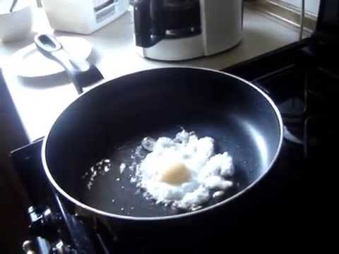 How to fry an egg - YouTube