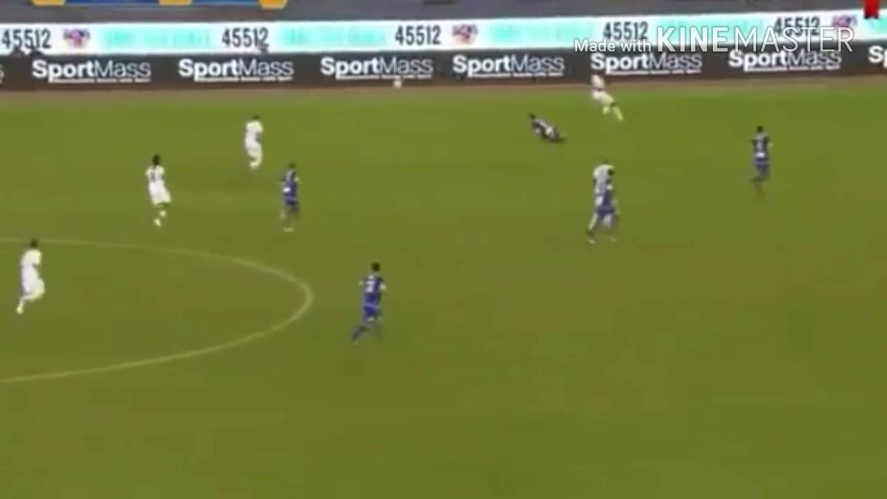 Ronaldinho makes an amazing pass with his back - YouTube