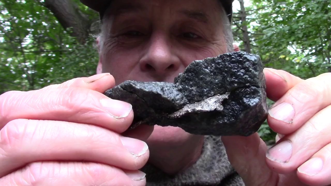 HAMMERING SILVER PLATE VEIN FROM SURROUNDING HOST ROCK - YouTube