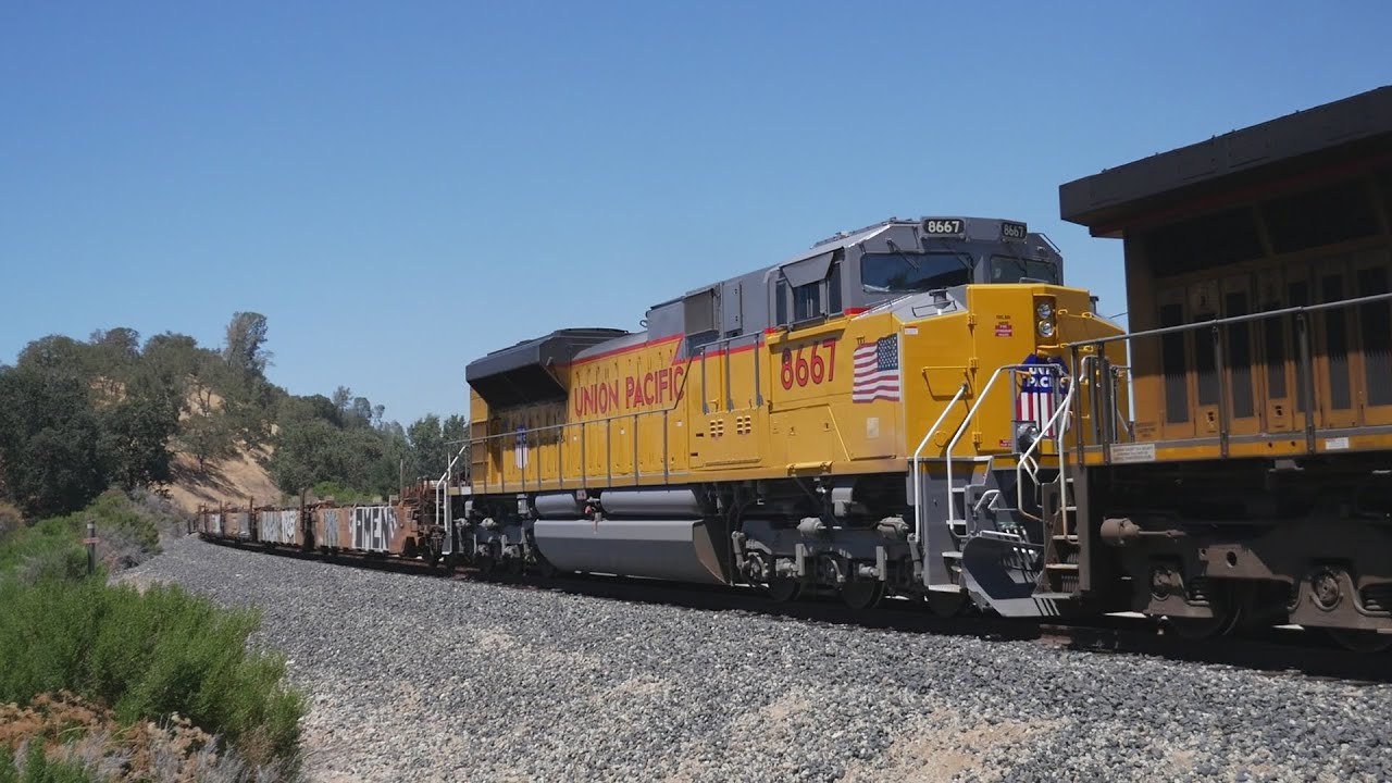 New UP paint scheme and friendly engineer! ┃ UP Baretables train 8/9/22 ...