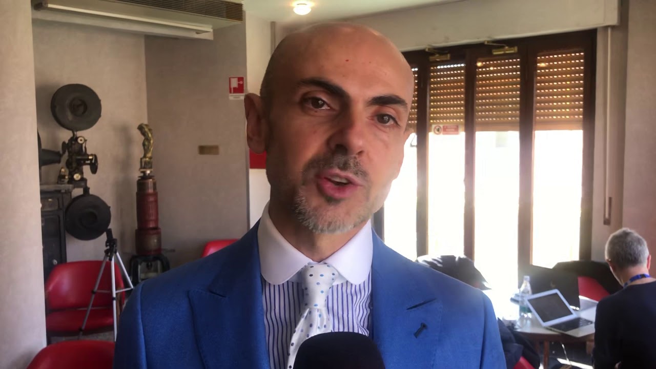 enzo miccio . pareri sui look sanremesi - YouTube