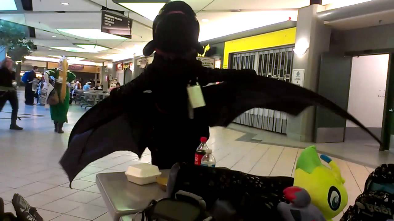 Bat Toothless @ G-Anime 2013 - YouTube